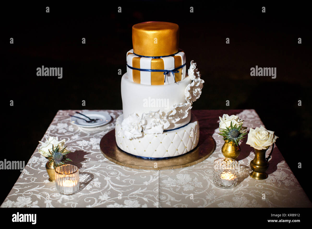 Multi level white wedding cake hi-res stock photography and images - Alamy
