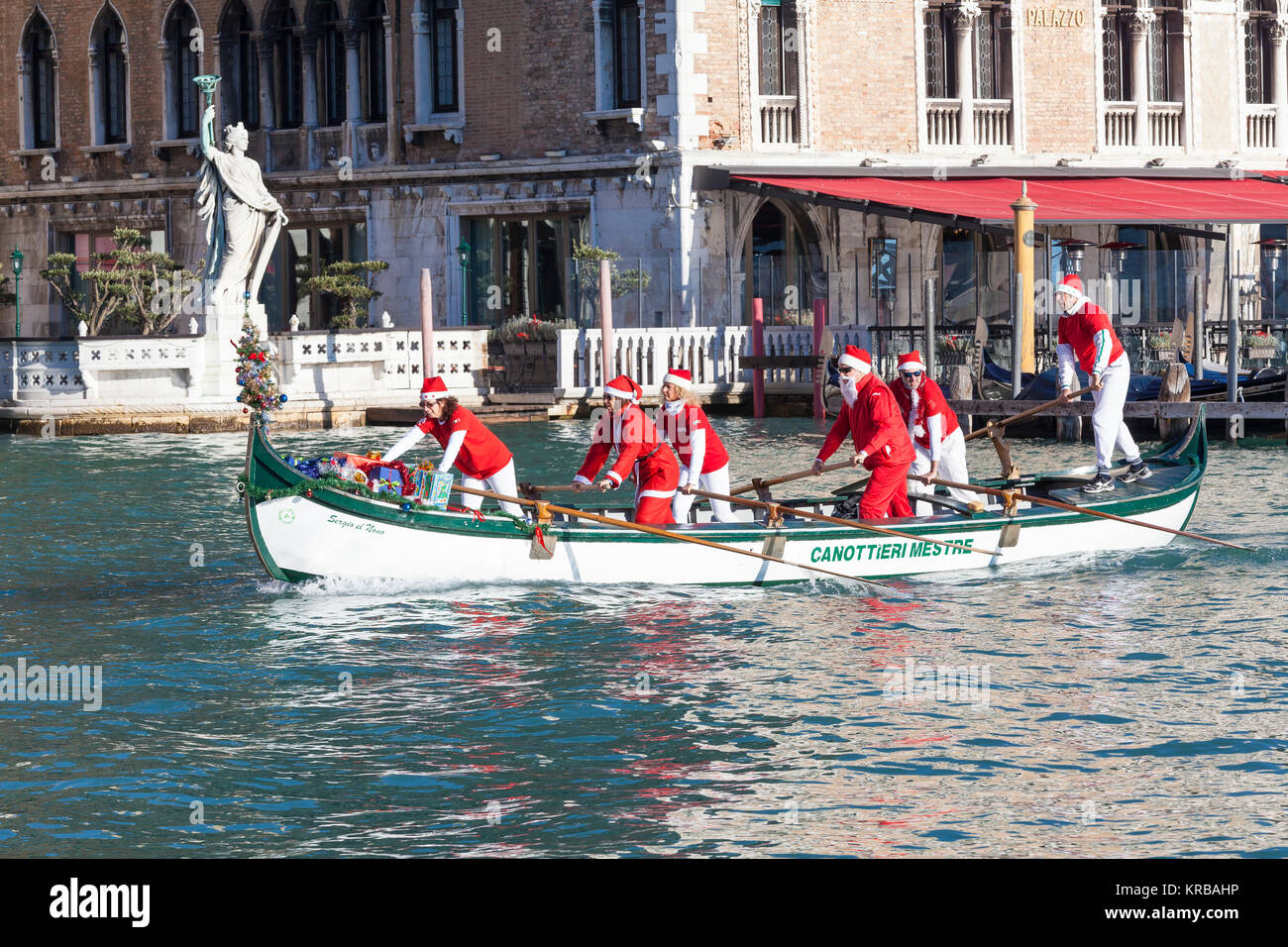 Christmas canal boats hi-res stock photography and images - Alamy