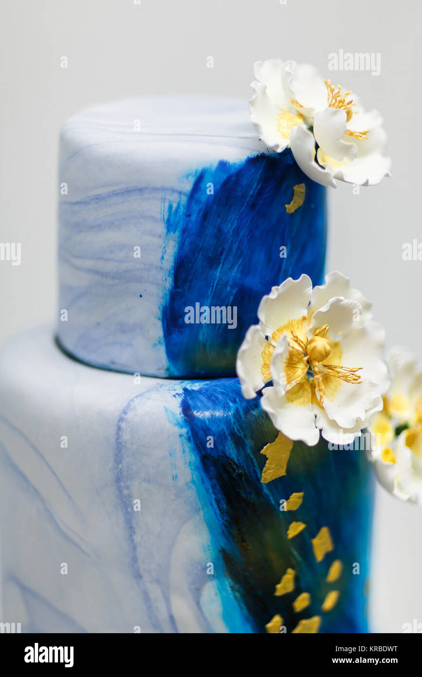 Multi level white wedding cake hi-res stock photography and images - Alamy