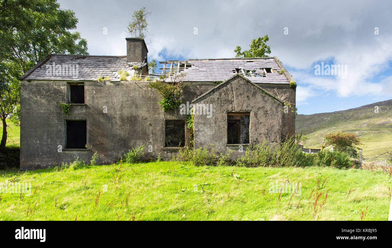 Irish abandoned cottage hi-res stock photography and images - Alamy