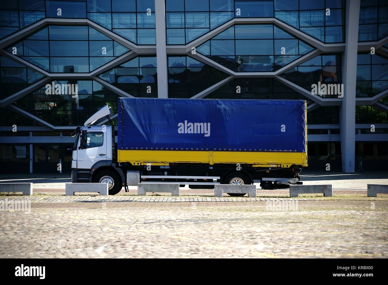 lorry side profile Stock Photo - Alamy
