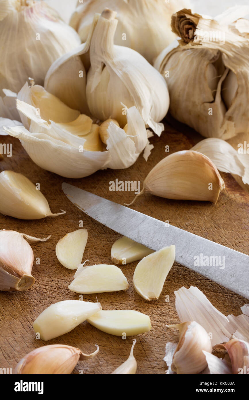 freshly cut garlic Stock Photo - Alamy