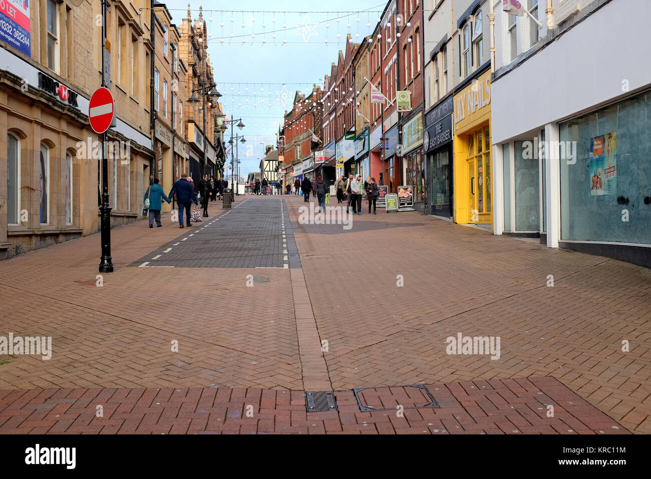 Mansfield, Nottinghamshire, UK. December 15, 2017. Winter shoppers on ...