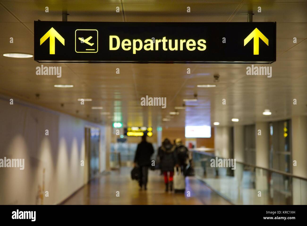Departures airport sign Stock Photo - Alamy