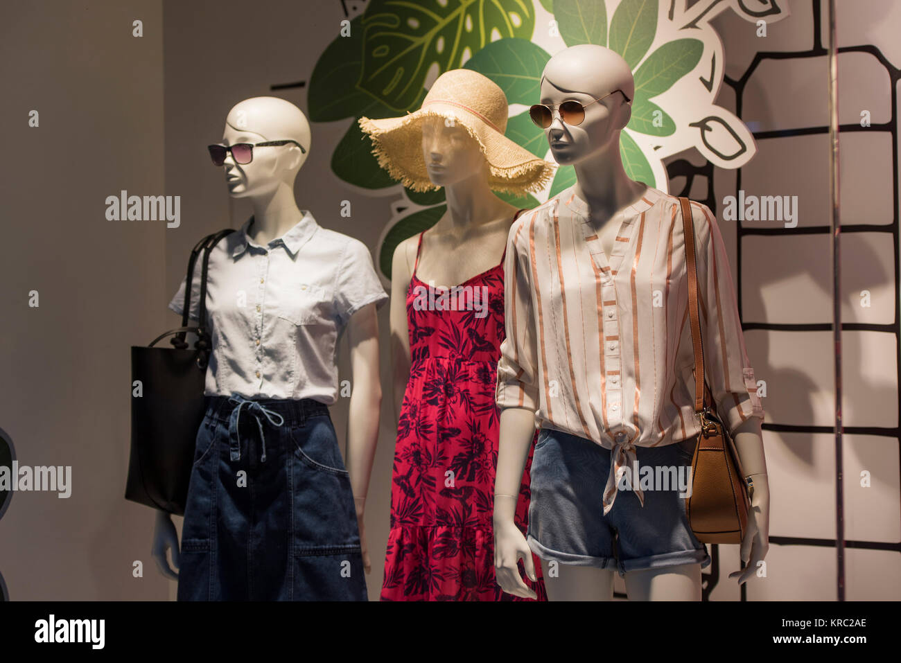 Department store mannequins hi-res stock photography and images - Alamy