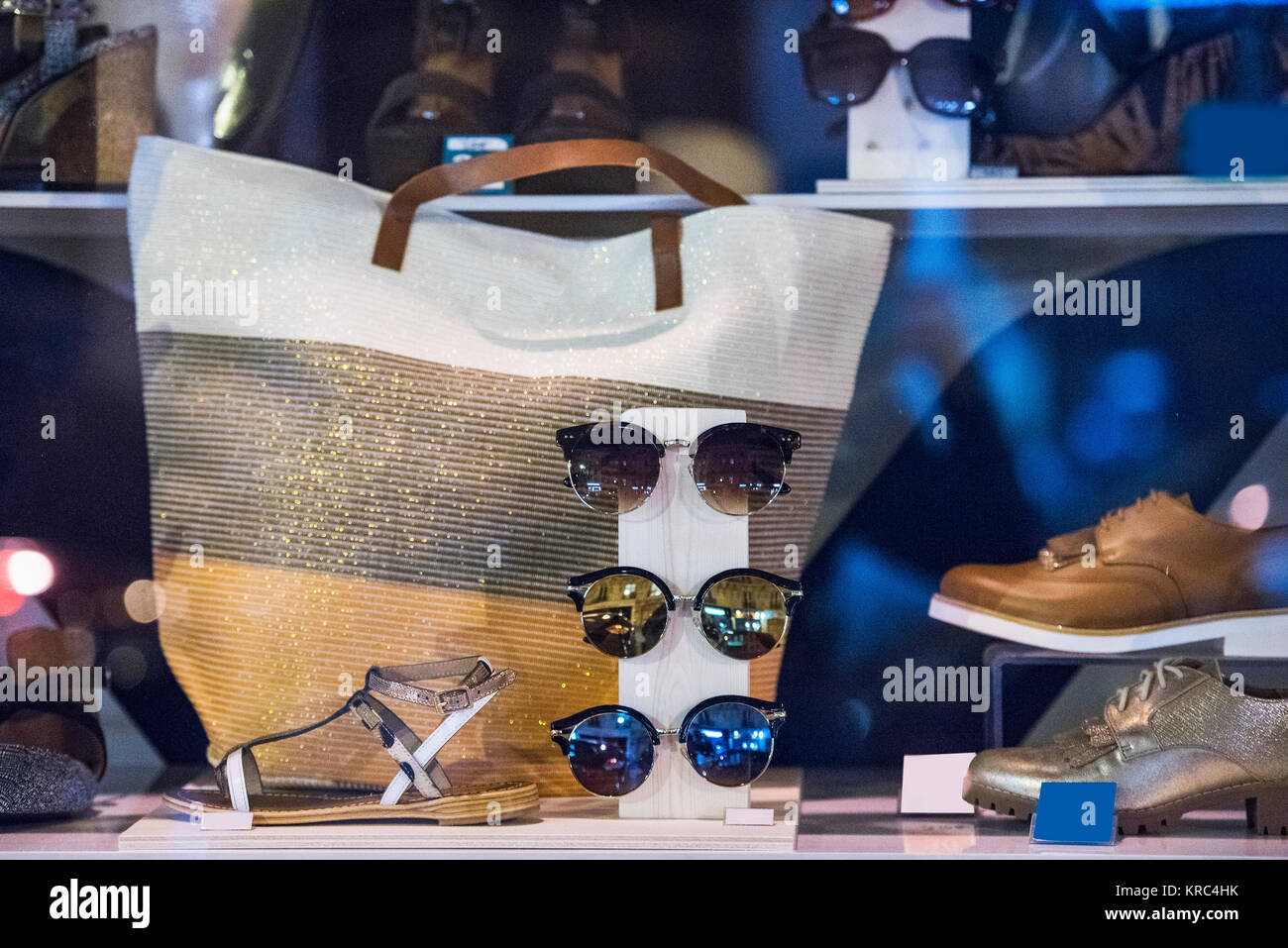 Clothing storefront in Paris Stock Photo - Alamy