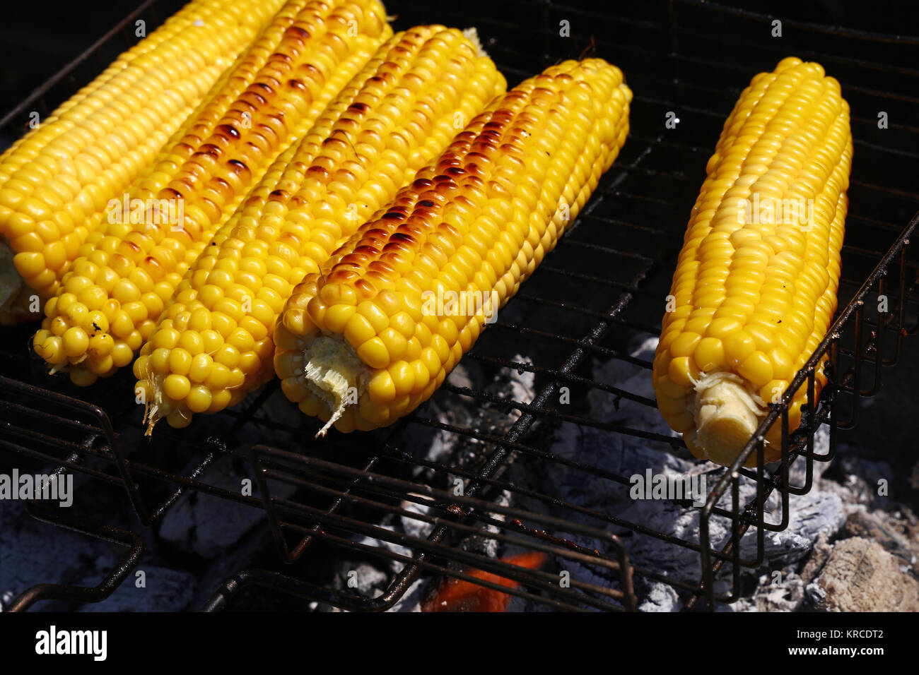 Cooked corn cobs on barbecue grill Stock Photo - Alamy