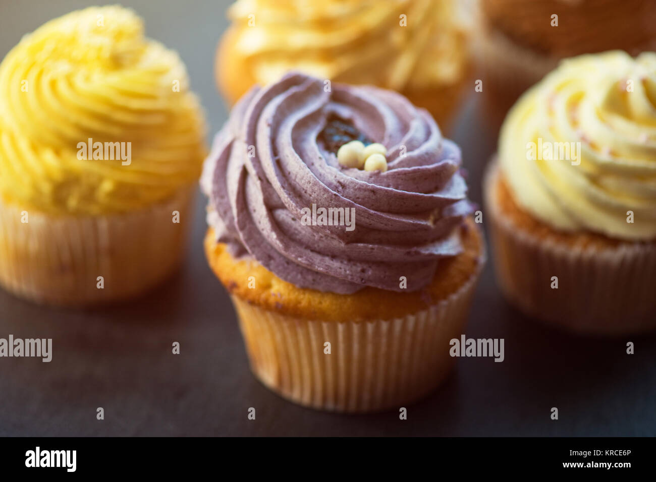 Decorating vanilla cupcakes white buttercream hi-res stock photography ...