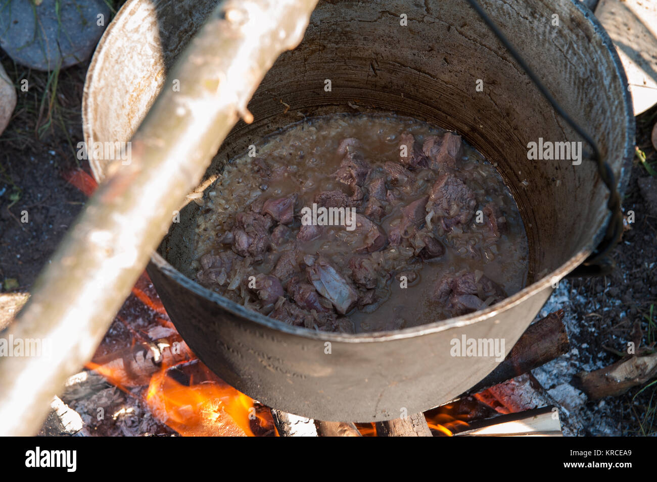 Cooking over a campfire Stock Photo - Alamy