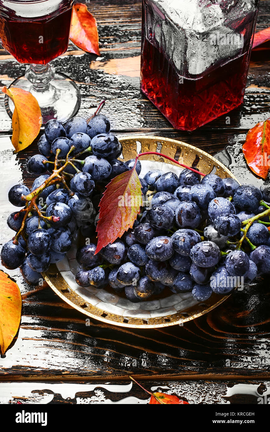 Wine and bunch of grapes on the wet from the autumn rain desktop Stock ...
