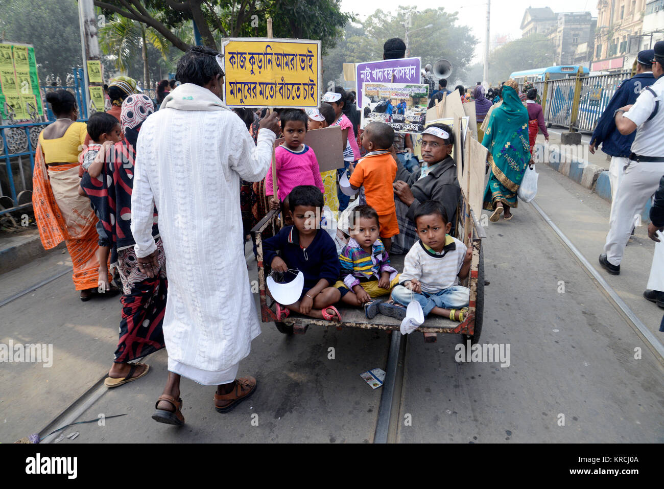 Kolkata, India. 19th Dec, 2017. Rag picker brings their children in ...