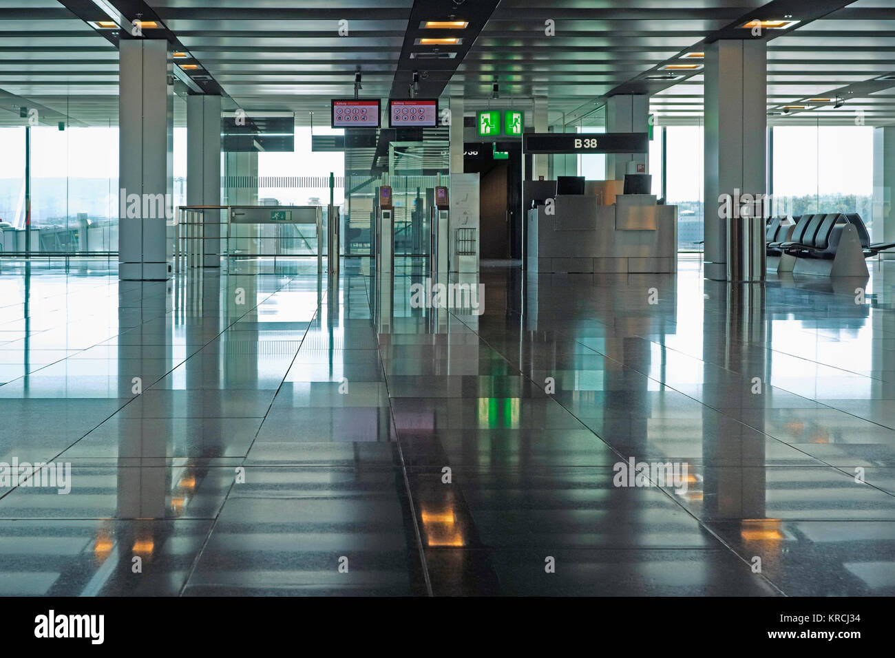 Airport gate desk hi-res stock photography and images - Alamy