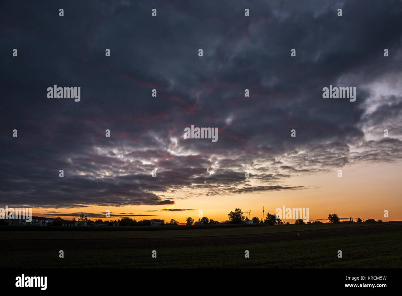 Yellow sky hi-res stock photography and images - Alamy