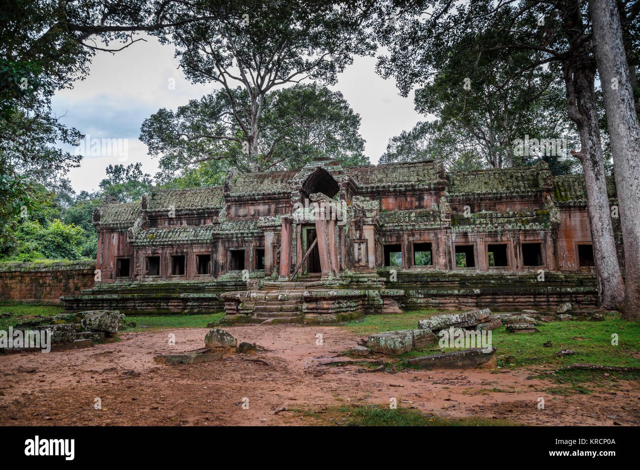 Overgrown ruins hi-res stock photography and images - Alamy