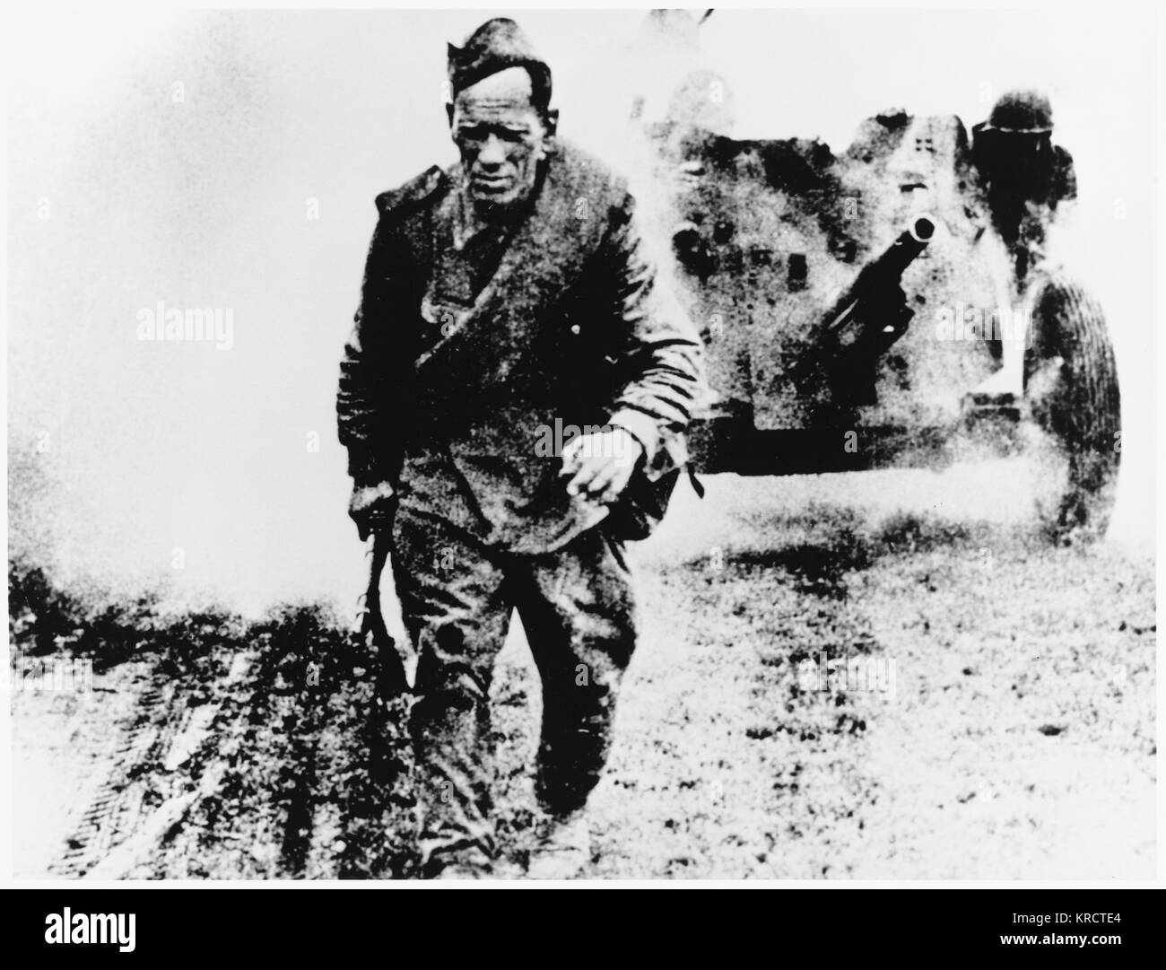 RUSSIAN SOLDIER & GUN Stock Photo - Alamy