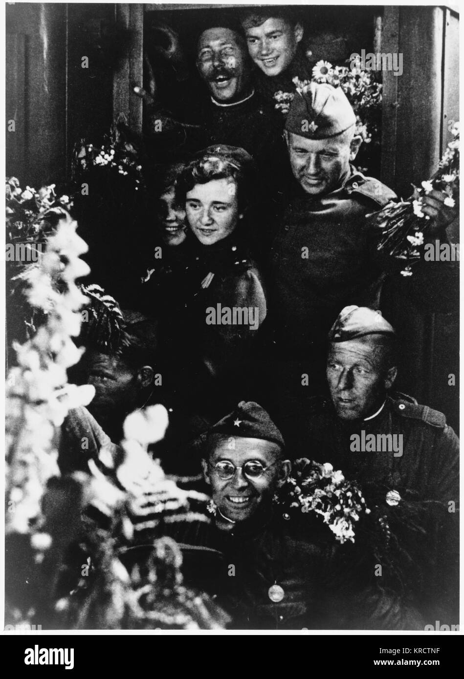 Soldiers home 1945 Black and White Stock Photos & Images - Alamy