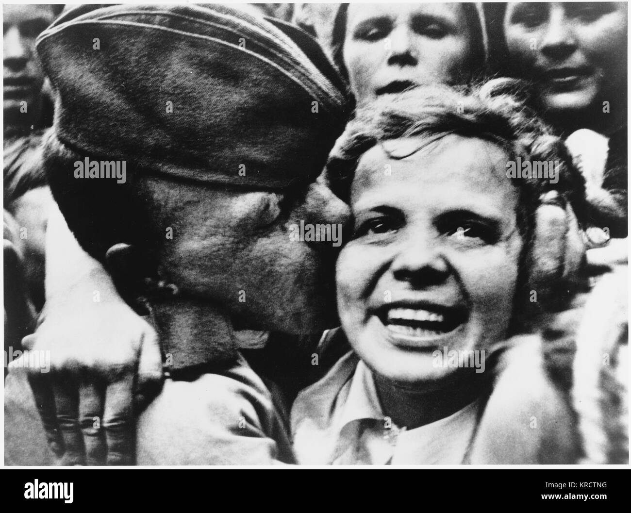 RUSSIAN SOLDIER & GIRL Stock Photo - Alamy