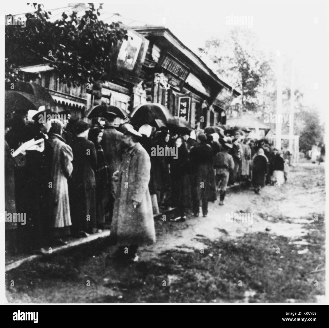 Queues queue Black and White Stock Photos & Images - Alamy