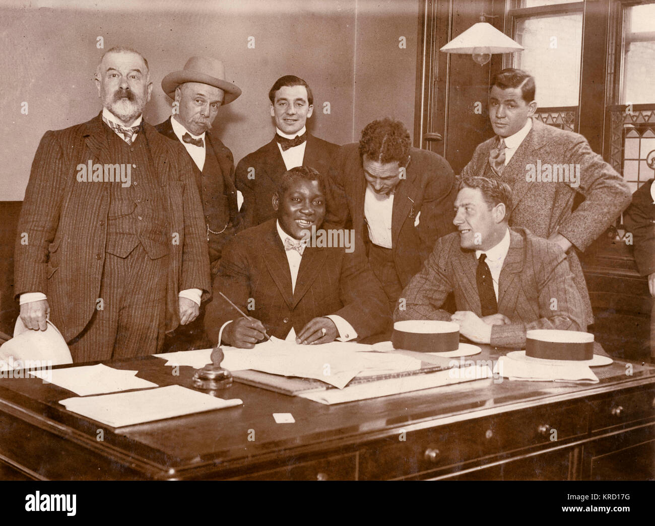 Boxing champions sign contract to fight Stock Photo - Alamy