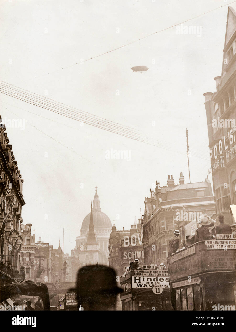 Flying airships hi-res stock photography and images - Alamy