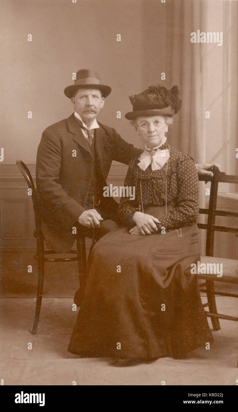 Elderly Edwardian couple Stock Photo - Alamy