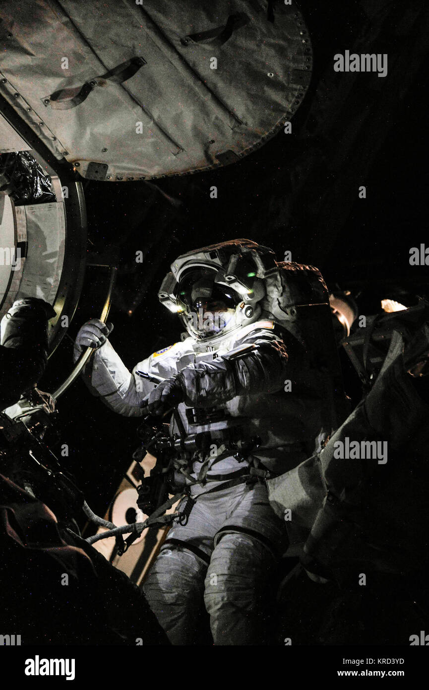 ISS-36 EVA-3 (i) Chris Cassidy Stock Photo - Alamy