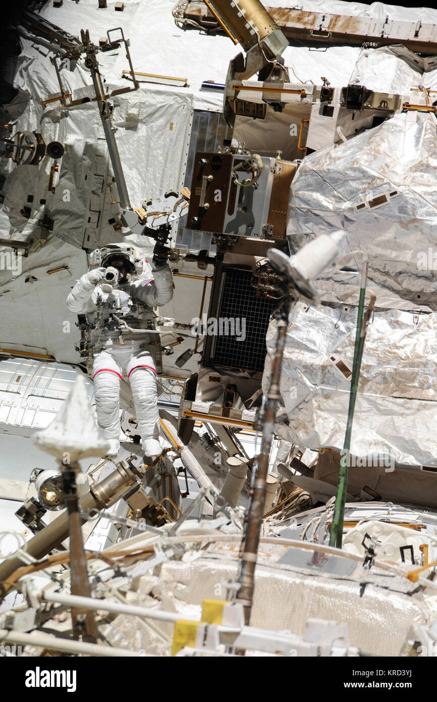 ISS-36 EVA-3 (l) Chris Cassidy Stock Photo - Alamy