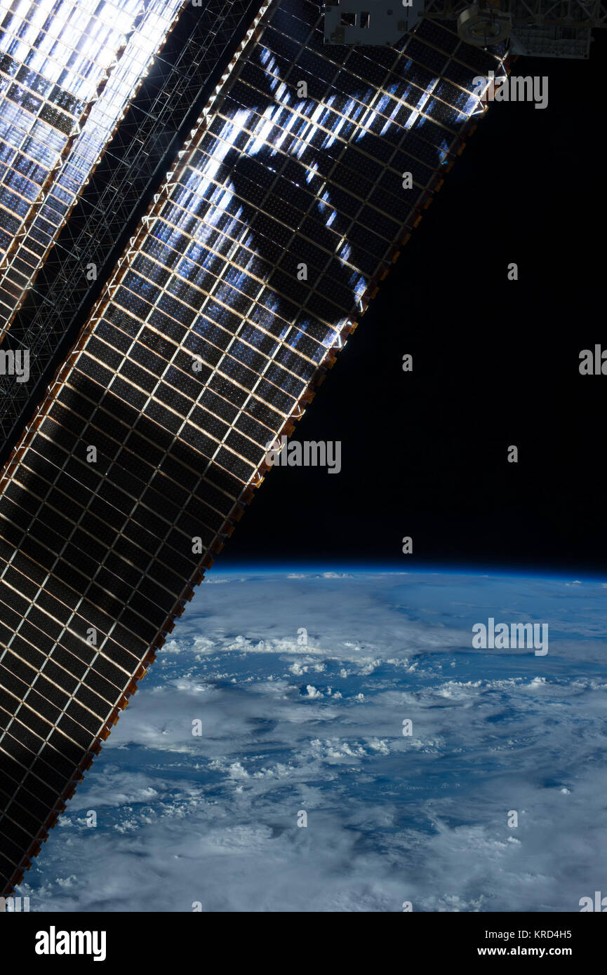 Iss solar array hi-res stock photography and images - Alamy