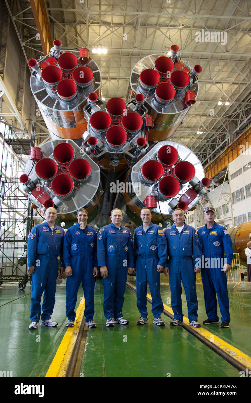 The prime and backup Expedition 37/38 crewmembers pose for pictures in ...