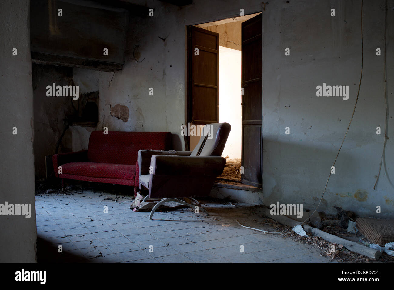 Run down house interior hi-res stock photography and images - Alamy