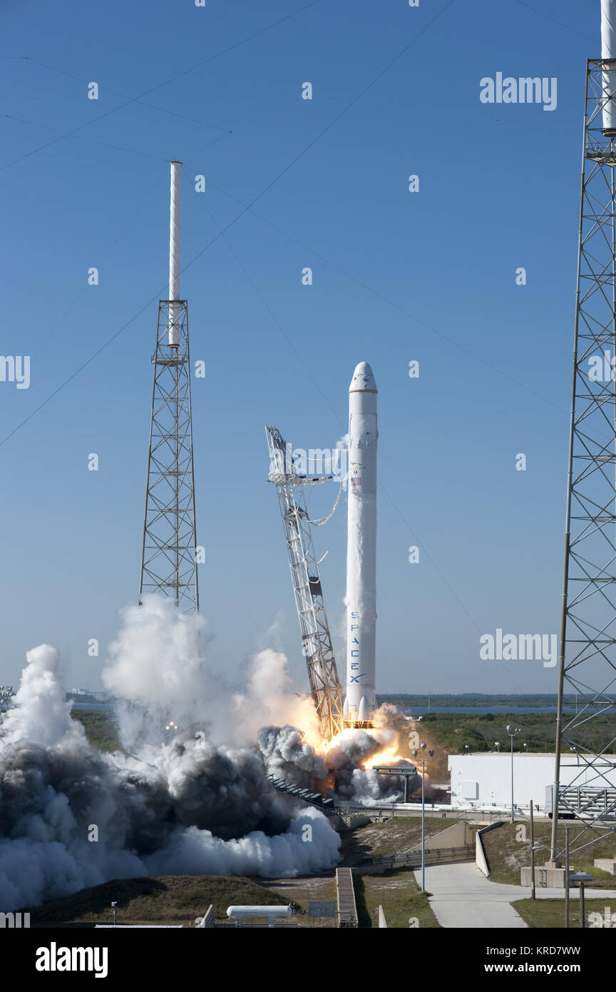 Falcon 9 lifted of with the Dragon capsule on top Stock Photo - Alamy