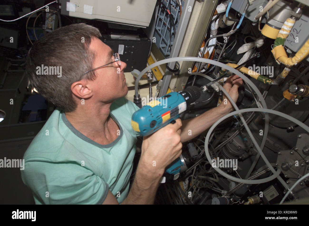 ISS-11 Elektron repair Stock Photo - Alamy