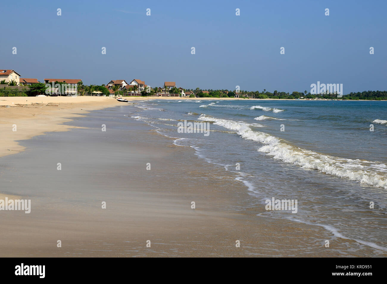 Ocean and sandy tropical beach at Pasikudah Bay, Eastern Province, Sri ...