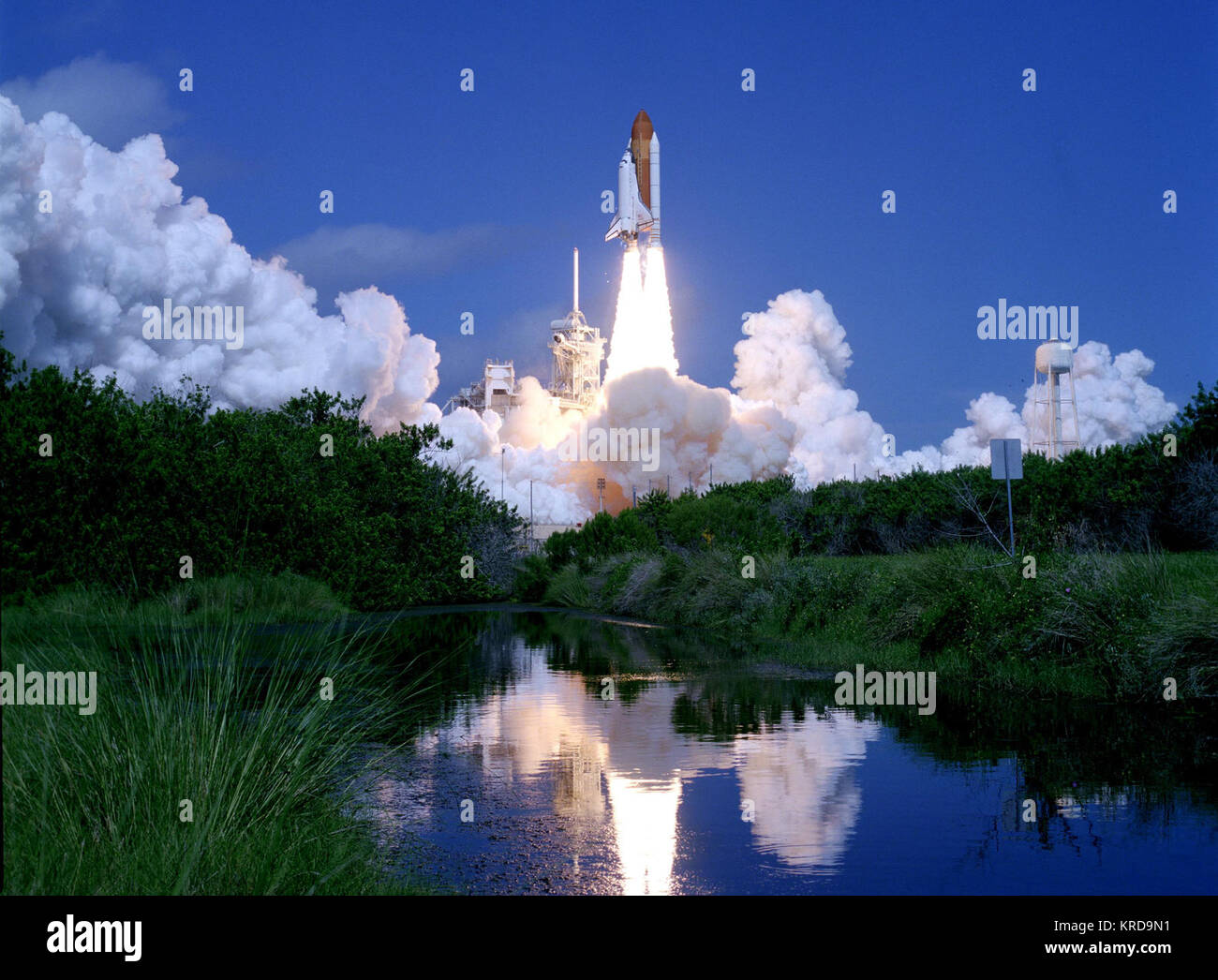 Launch space shuttle atlantis hi-res stock photography and images - Alamy