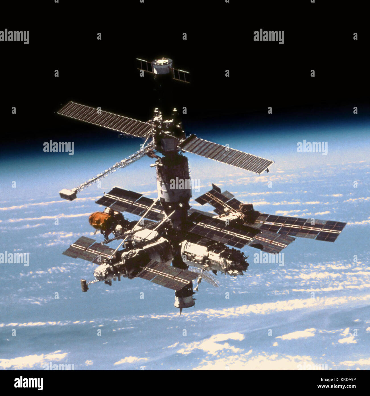 Mir entre l'espace et la Terre edit Stock Photo - Alamy