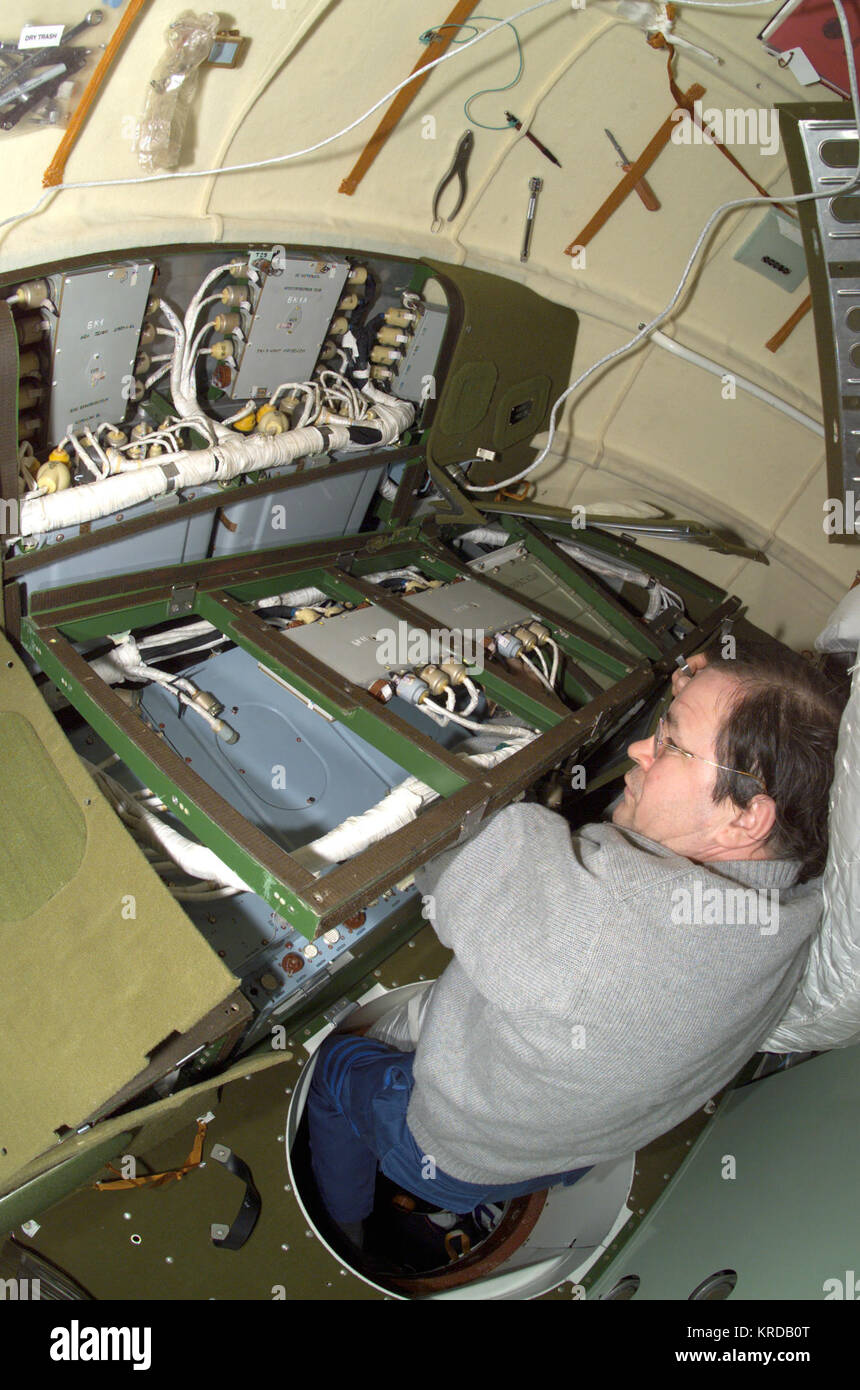 Nikolai M. Budarin onboard the Soyuz TMA-1 spacecraft Stock Photo - Alamy