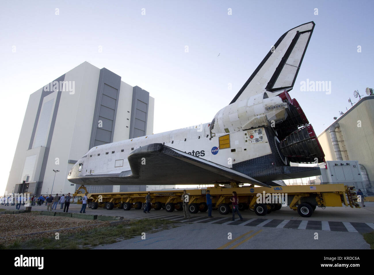 STS-134 Endeavour approaches the VAB Stock Photo - Alamy