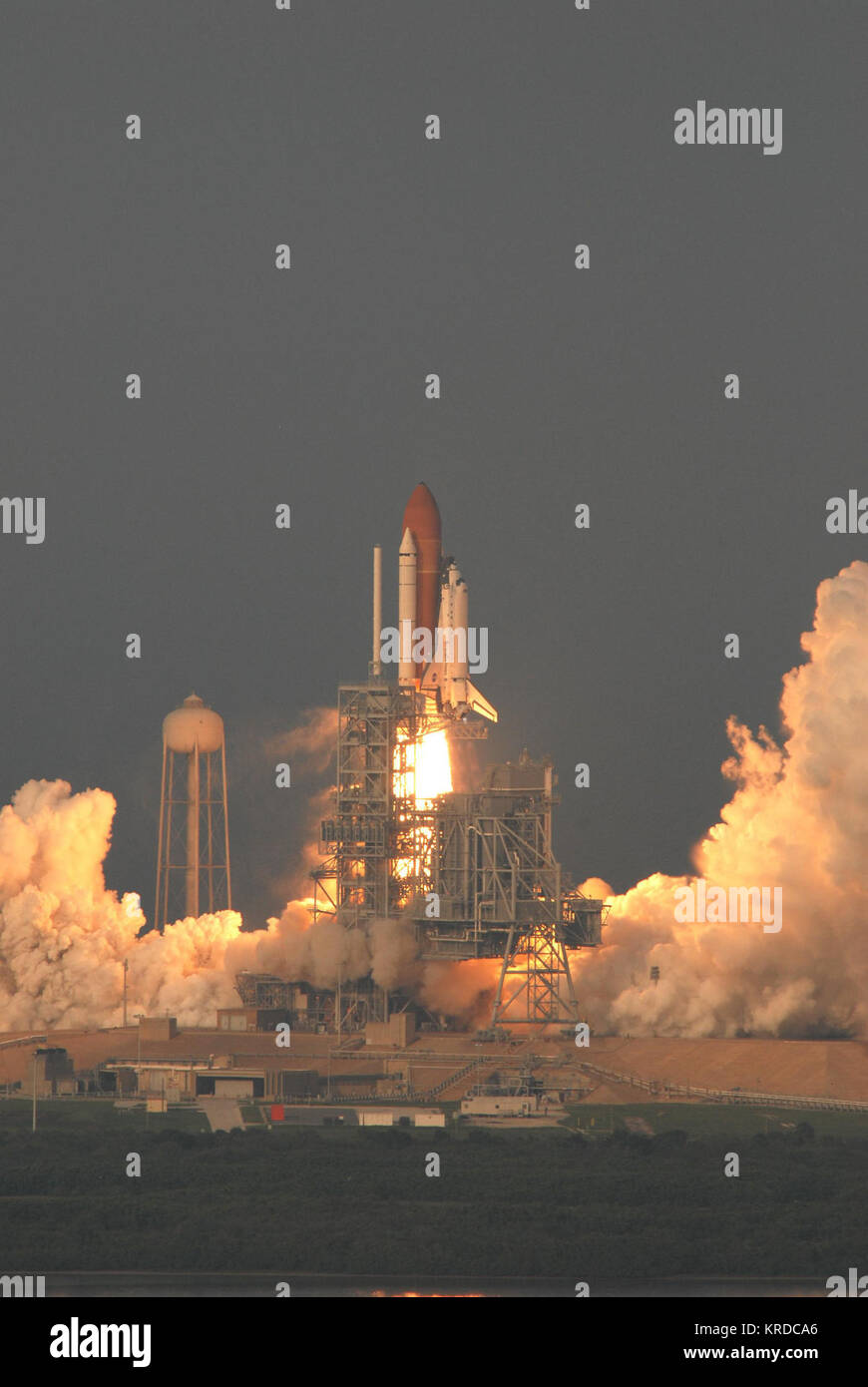 Sts 118 launch hi-res stock photography and images - Alamy