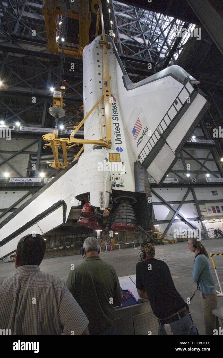STS-135 Atlantis Lift Operations 1 Stock Photo - Alamy