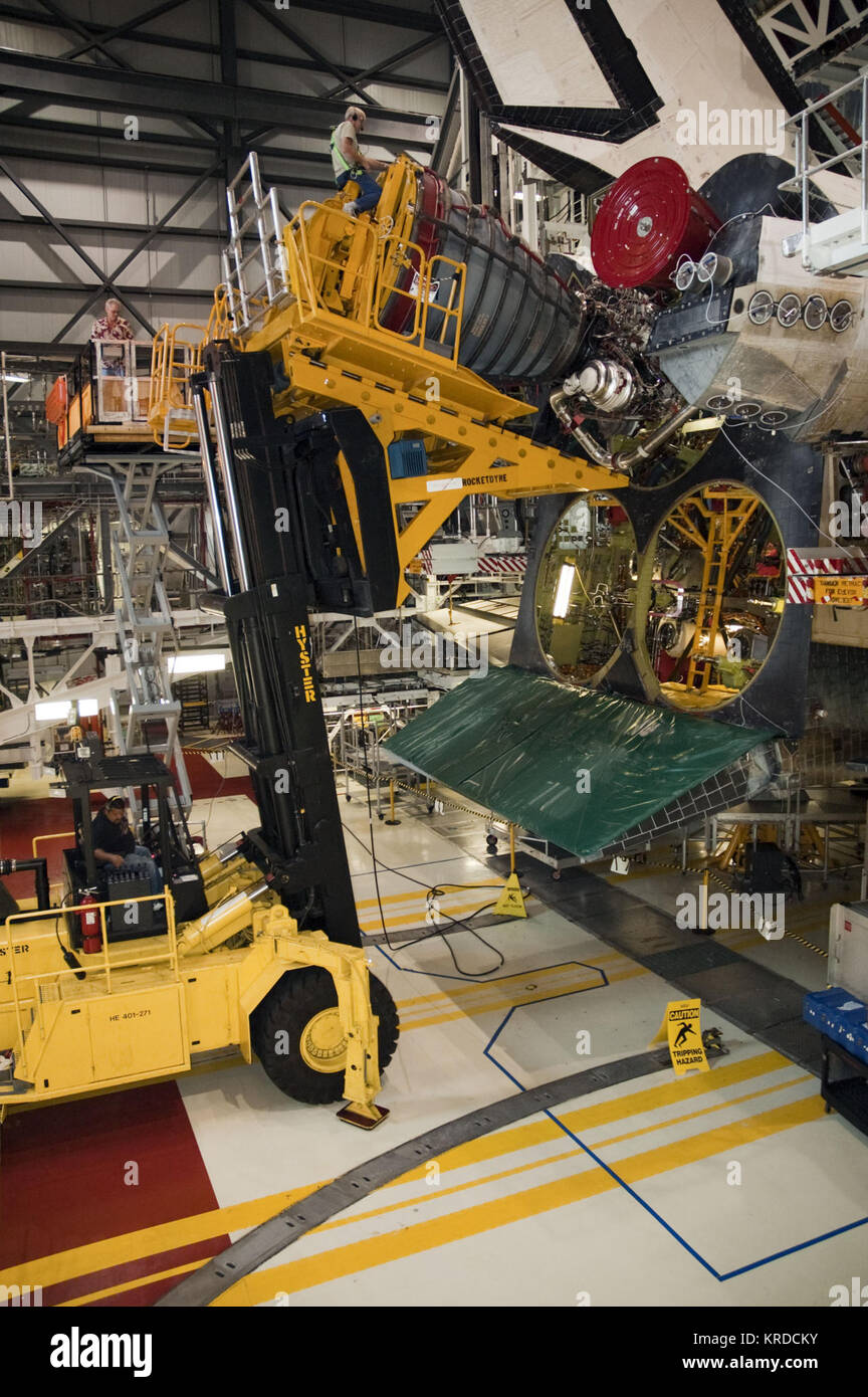 STS-134 technicians remove Endeavour's engine No. 1 Stock Photo - Alamy