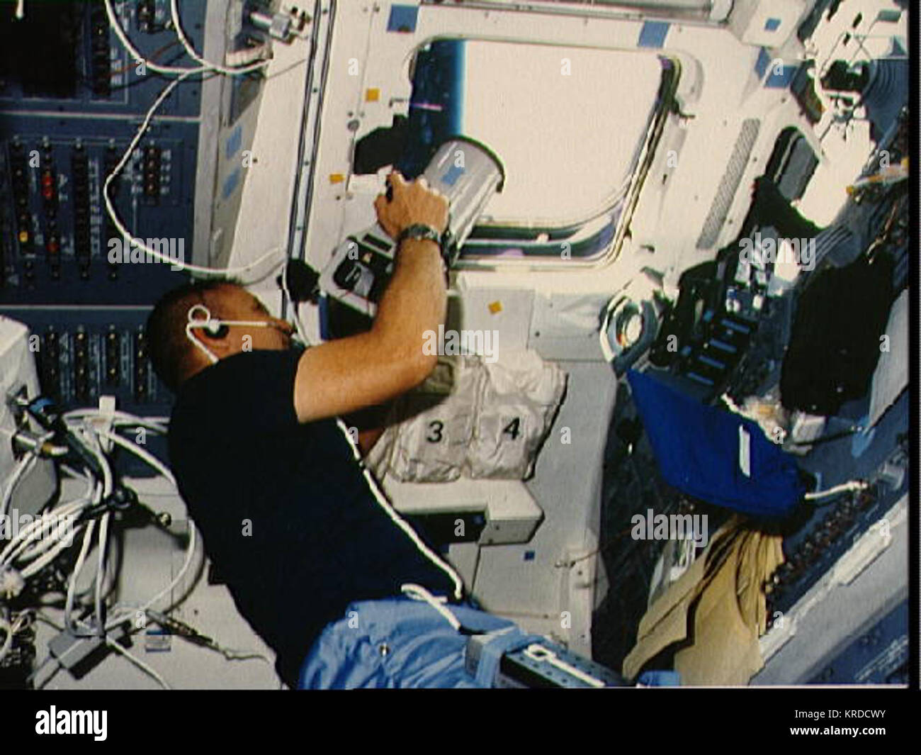 STS-51-B Overmyer aims camera Stock Photo - Alamy