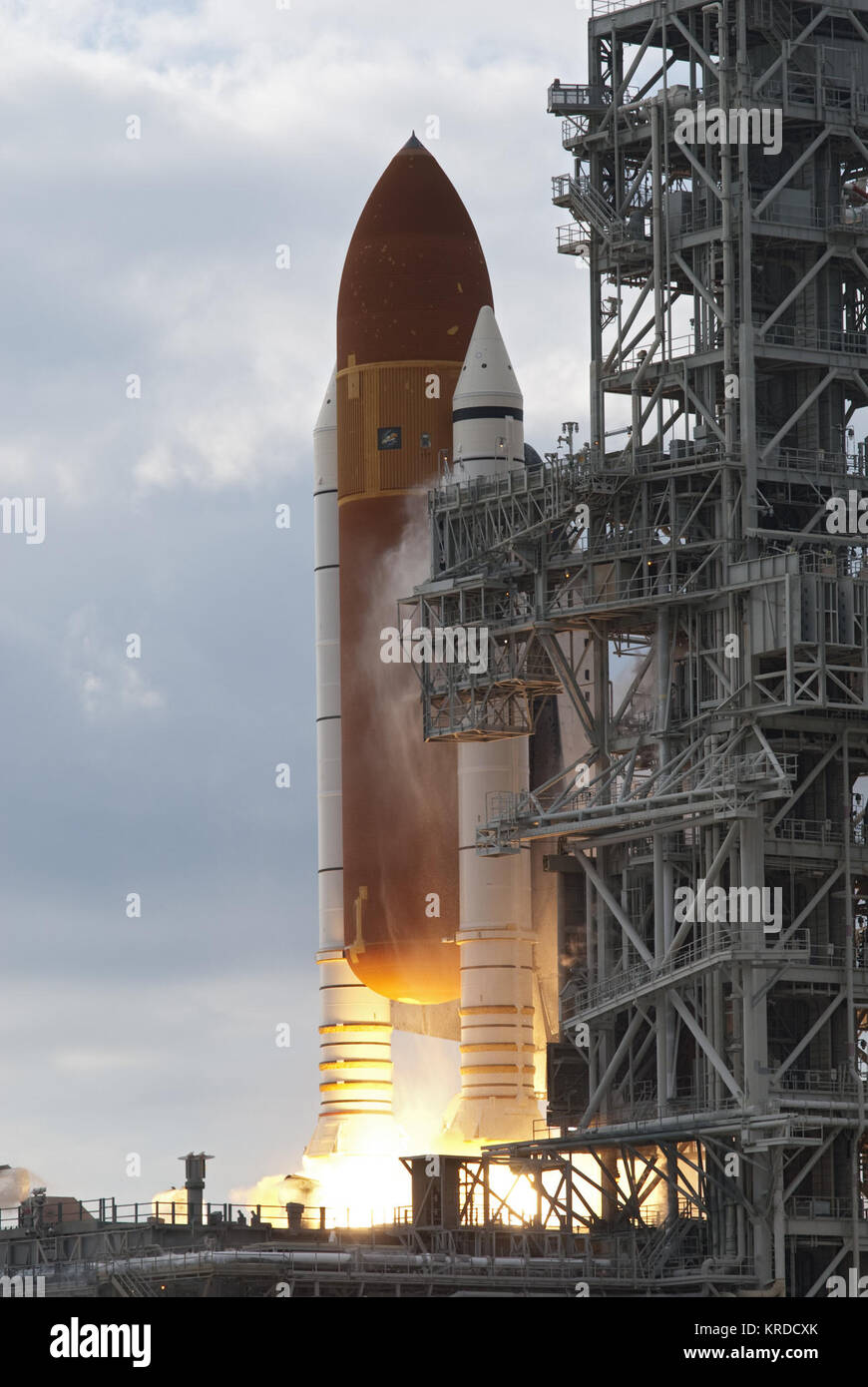 Discovery sts 56 launch hi-res stock photography and images - Alamy