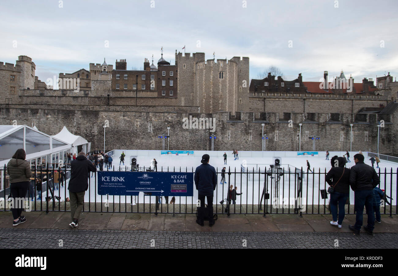 People ice skating on an ice rink in front of the Tower of London Stock ...