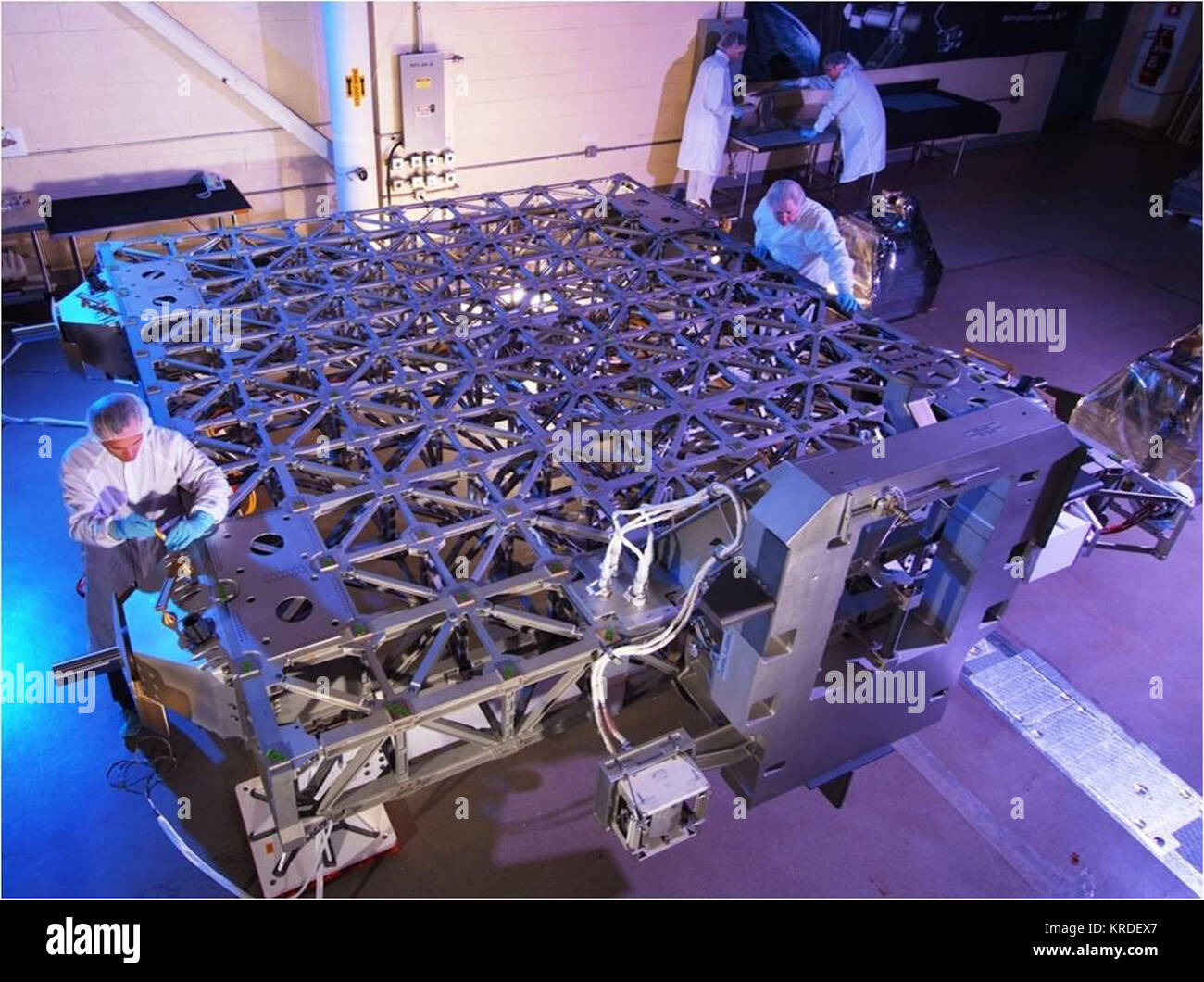 402222main Techs working on ELC 1019 Stock Photo - Alamy