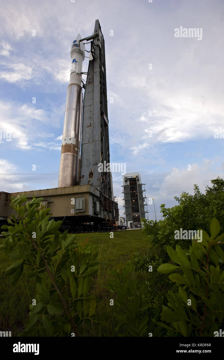 ATlas V (401) with RBSP on board back on its way from Launch Pad 41 to ...