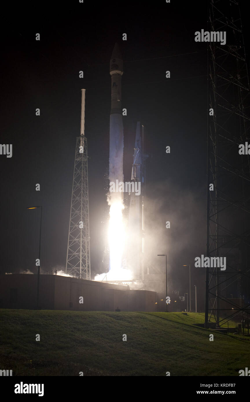 Atlas V (401) climb away from Launch Pad 41 with RBSP on Board Stock ...