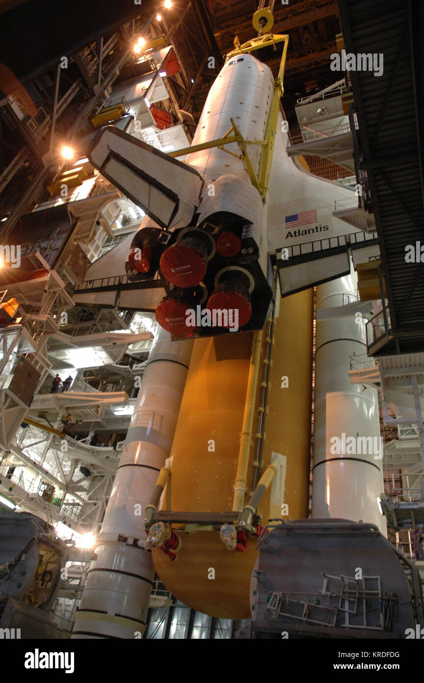 Atlantis Stack Mating (STS-117 Stock Photo - Alamy