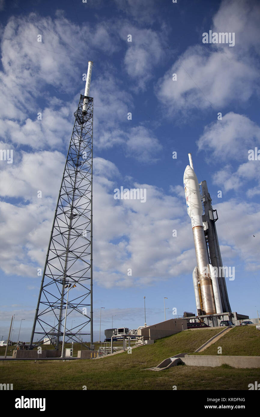 Atlas V 541 with MSL on Launch Pad 41 Stock Photo - Alamy