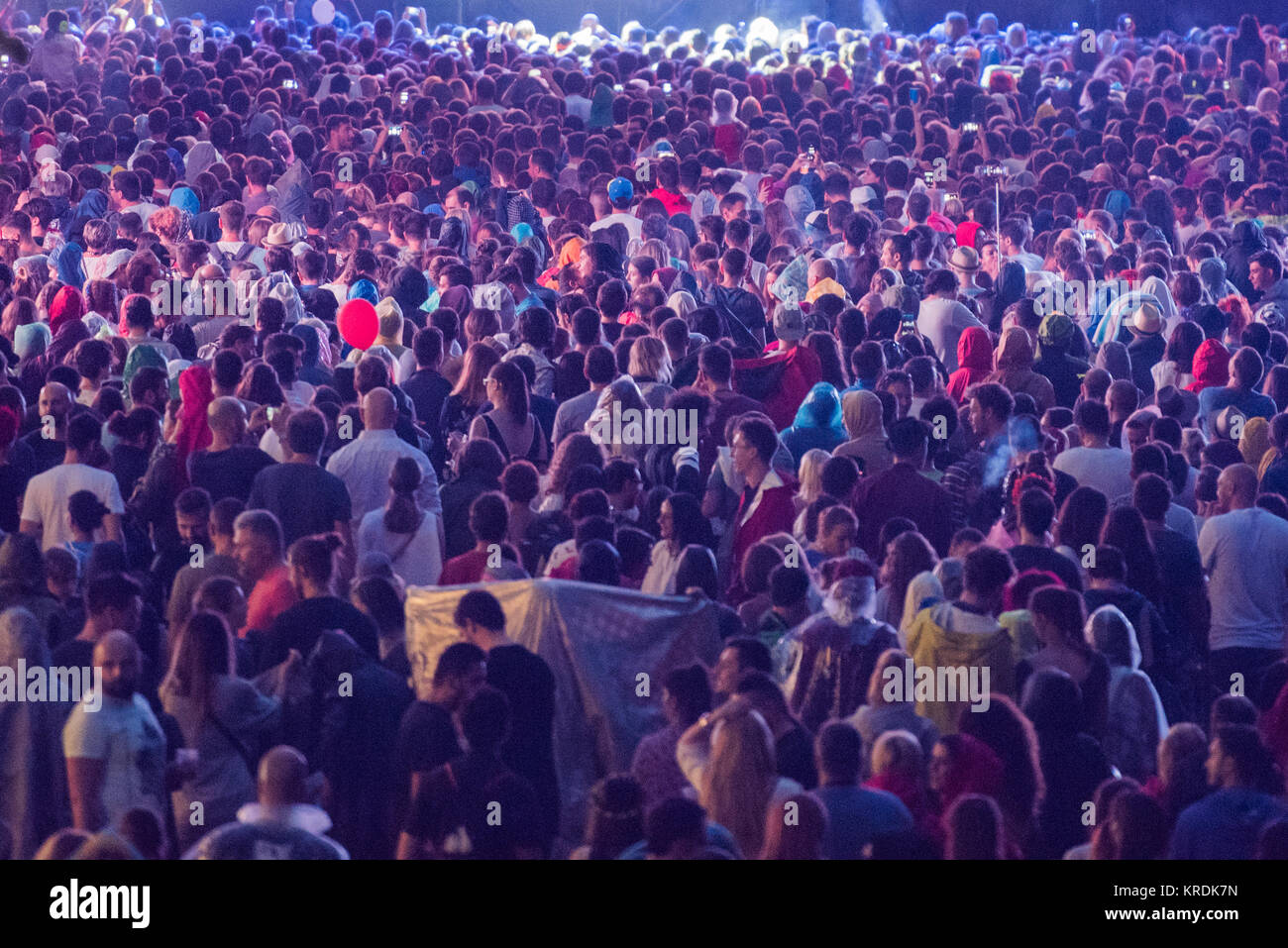 Many heads fan concert hi-res stock photography and images - Alamy