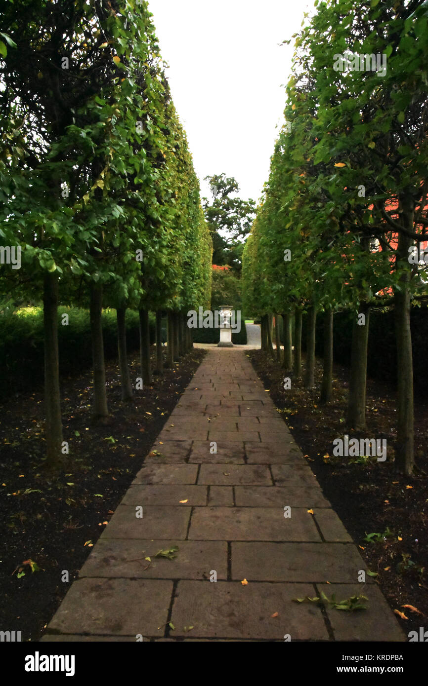 Pathway to palace hi-res stock photography and images - Alamy
